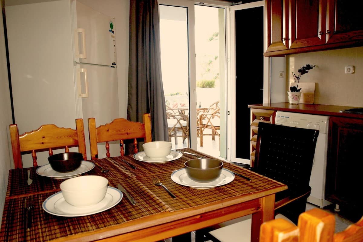 Apartamento, 2 quartos, vista para o mar | Cozinha privada | Um frigorífico