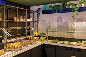 Café da manhã com buffet todos os dias mediante uma taxa