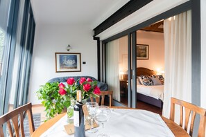 Apartamento luxo, 1 quarto, cozinha americana | Área de estar | Smart TV