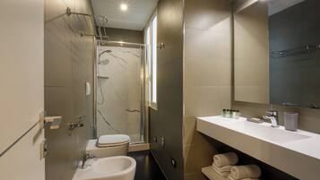 Quarto Standard, 1 cama de casal | Casa de banho | Um polibã, um chuveiro fixo, artigos de higiene pessoal grátis