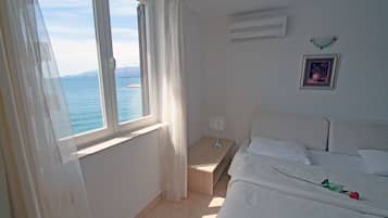 Frigobar, cofres nos quartos, escrivaninha