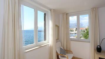 Apartamento, 1 quarto, vista para o mar | Frigobar, cofres nos quartos, escrivaninha