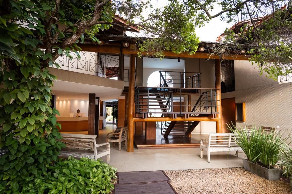 Um edifício moderno com balcão de recepção, escada e área de estar com bancos.