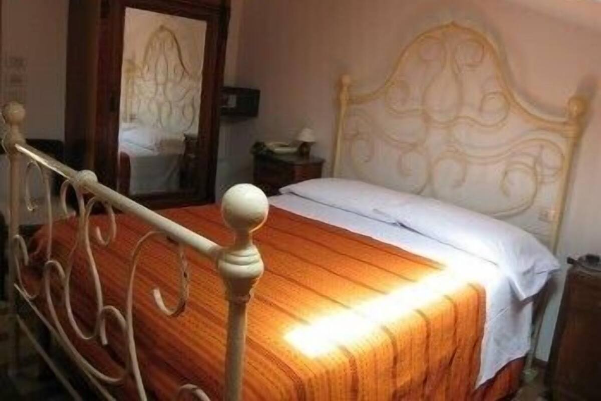 Quarto (Attic) | Cofres nos quartos, escrivaninha, Wi-Fi de cortesia, roupa de cama