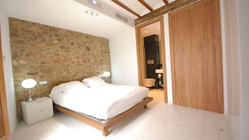 Quarto Duplo, no edifício anexo | Minibar, cofre no quarto, com decoração personalizada, secretária