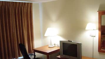 Ferro/tábua de engomar, Wi-fi grátis, roupa de cama fornecida