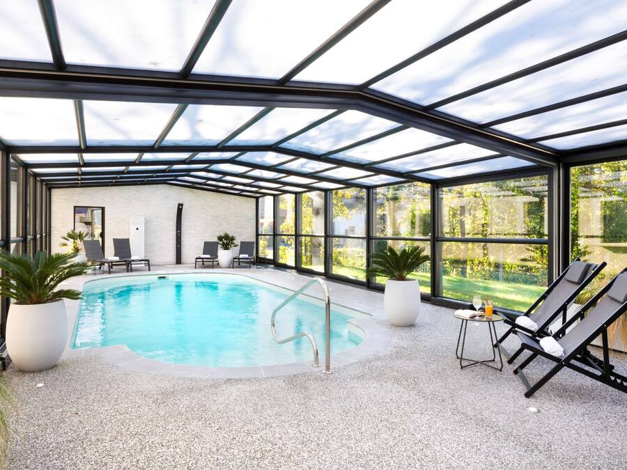 Piscina externa, funciona das 10h30 às 20h, espreguiçadeiras