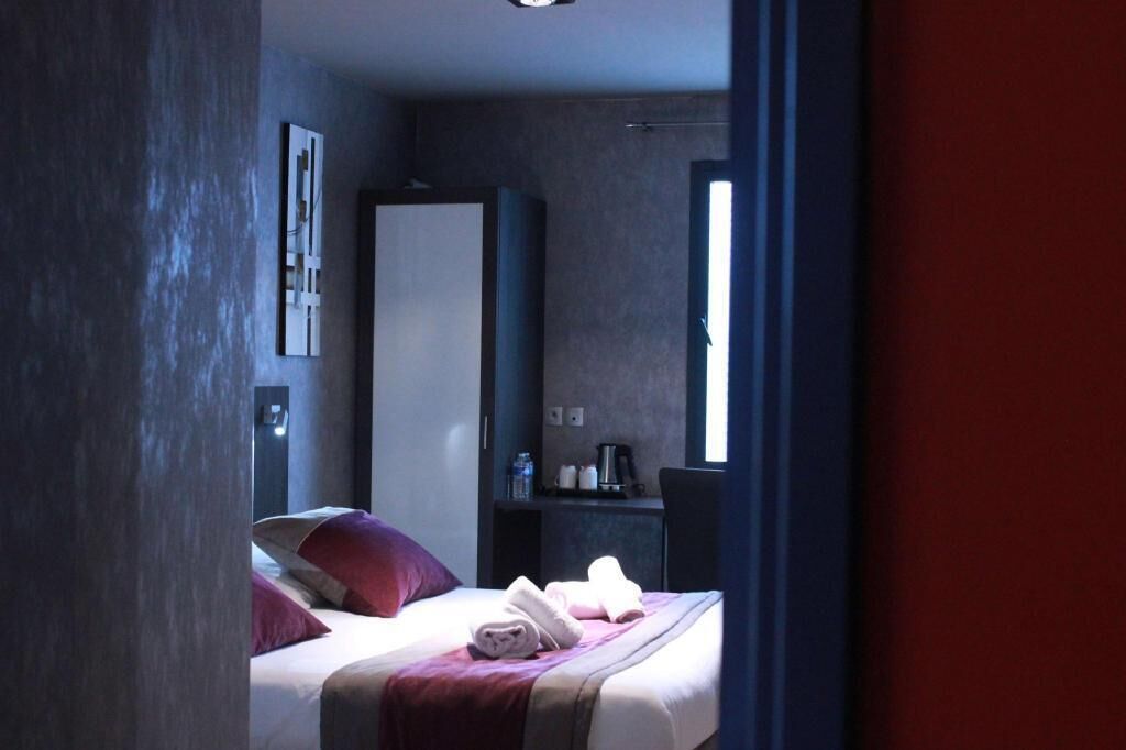 Cofres nos quartos, escrivaninha, cortinas blackout
