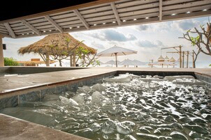 Piscina exterior, da(s) 08:00 à(s) 20:00, guarda-sóis, espreguiçadeiras 