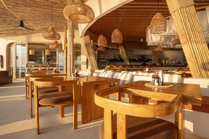 Serviço de café da manhã, culinária internacional, vistas para o mar 