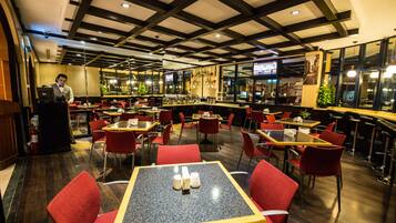 Pequenos-almoços, almoços, jantares servidos, cozinha internacional