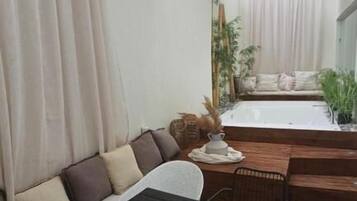 Suite Júnior, banheira de hidromassagem grande | Roupa de alta qualidade, cofre no quarto, secretária, Wi-fi grátis