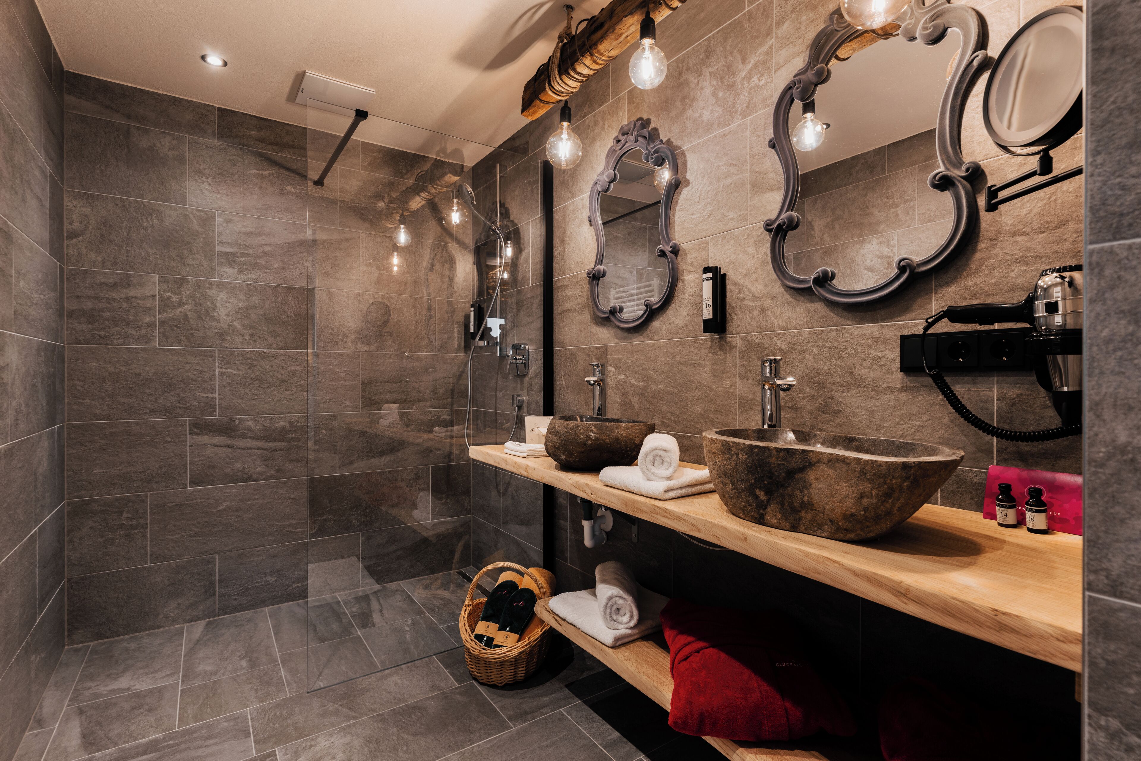 Quarto Duplo Deluxe | Casa de banho | Artigos de higiene pessoal grátis, um secador de cabelo, roupões 