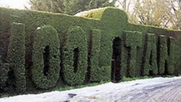 Uma sebe moldada em forma da palavra "MOTEL", com um caminho bem definido à frente.