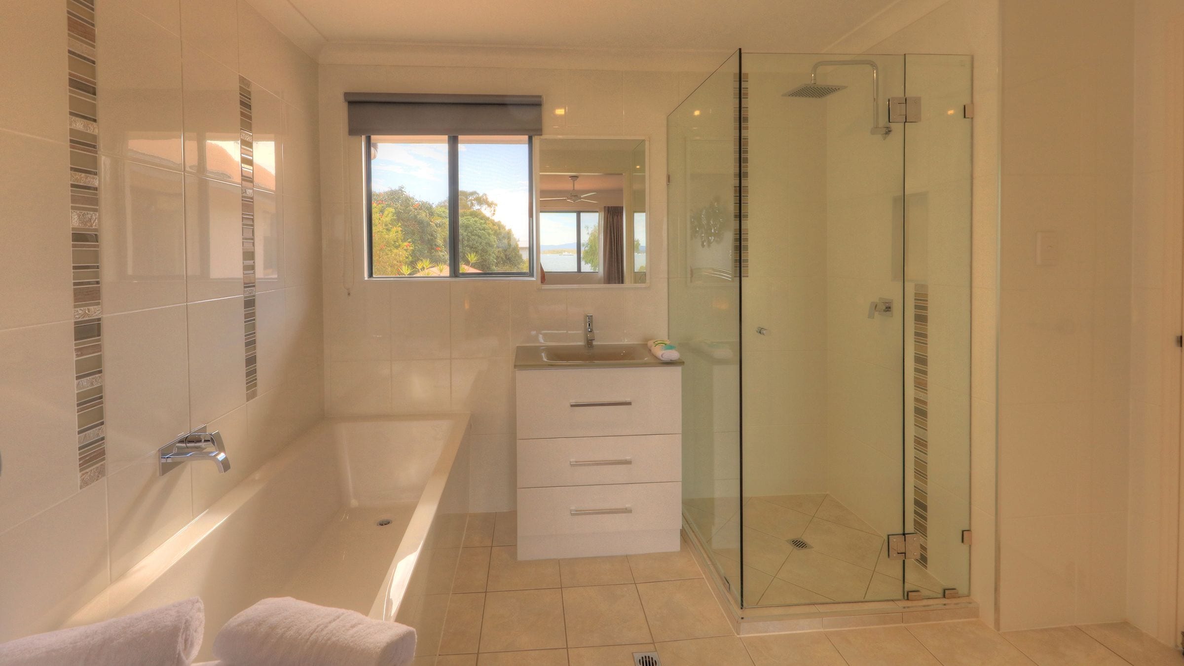 Apartamento Deluxe, 1 quarto, cozinha (SeaView Delux Apt) | Casa de banho | Um polibã, artigos de higiene pessoal grátis, um secador de cabelo 