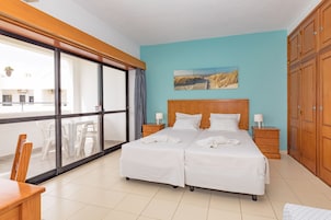 Escrivaninha, cortinas blackout, ferros/tábuas de passar roupa