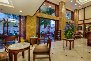 Quarto casal ou duplo luxo, 1 quarto, para não fumantes, vista para a cidade | Lounge no saguão