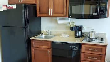 Geladeira grande, micro-ondas, cooktop, lava-louças