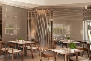 Almoços servidos, cozinha mediterrânica, com vista para a praia 