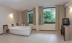 Minibar, secretária, berços/camas para crianças grátis 