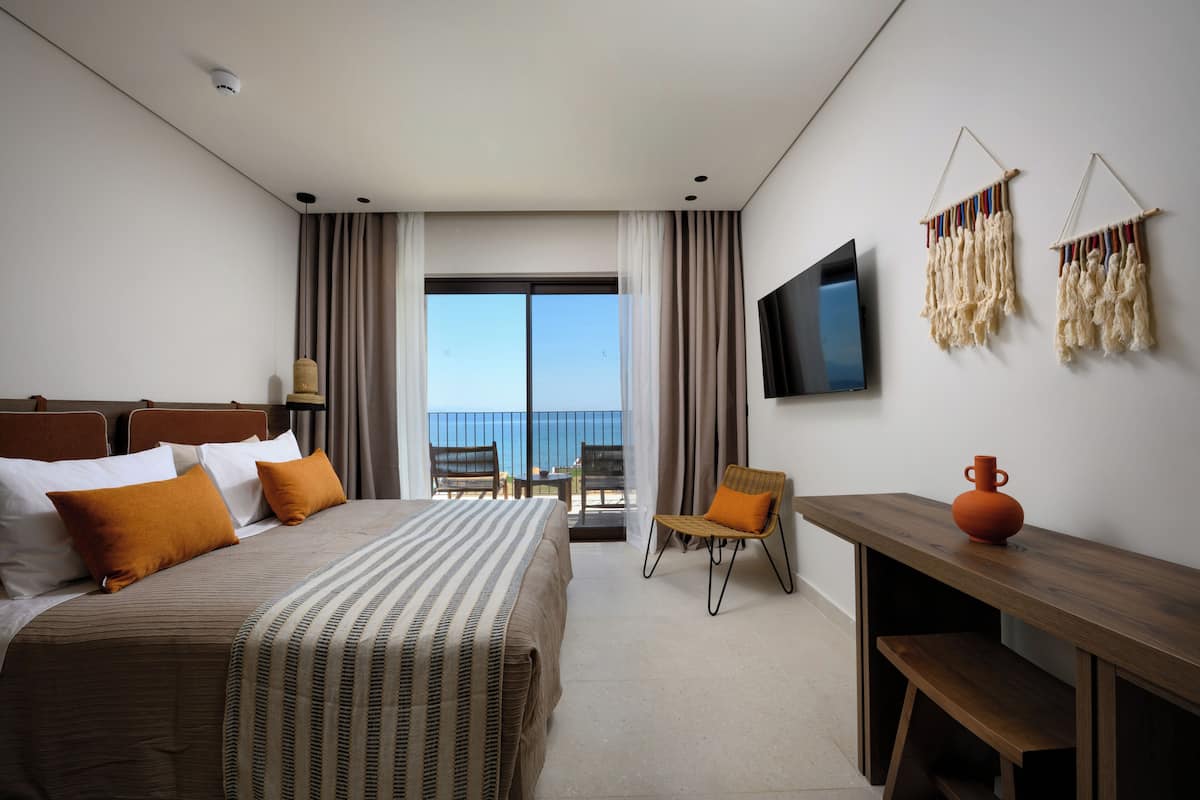 Quarto casal superior, vista para o mar | Roupas de cama premium, cofres nos quartos