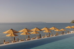 Piscina externa sazonal, funciona das 10h às 18h, guarda-sóis