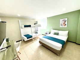 Quarto quádruplo standard, várias camas | Frigobar, cofres nos quartos, escrivaninha