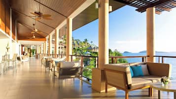 3 bares/lounges, 2 bares molhados, 2 bares ao lado da piscina
