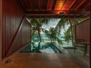 Frigobar, cofres nos quartos, escrivaninha, cortinas blackout