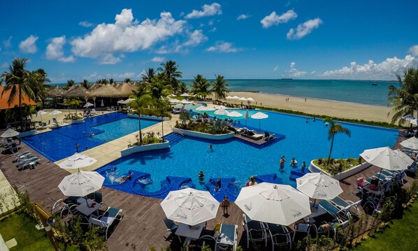 Piscina externa, espreguiçadeiras