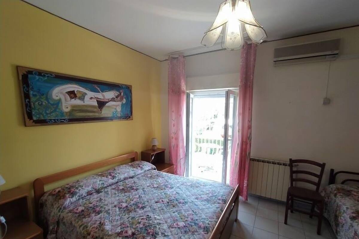 Quarto Duplo (with 2 extra beds) | Secretária, quartos insonorizados, ferro/tábua de engomar, Wi-fi grátis 
