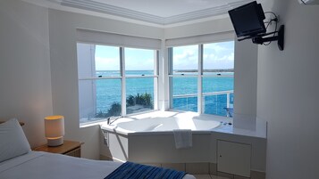Apartamento luxo, 2 quartos, vista para o oceano | Banheira de hidromassagem