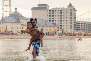 Uma praia privada nas proximidades, bares na praia 