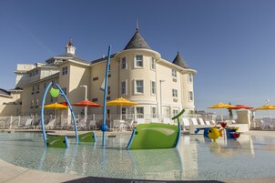 Piscina interior, piscina exterior, guarda-sóis, espreguiçadeiras 