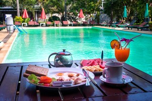 Pequenos-almoços, almoços, jantares servidos, com vista para o jardim 