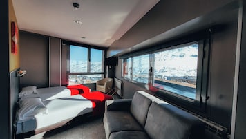 Apartamento, 1 quarto (4 pax) | Sala | Televisor LCD de 72 cm com canais por cabo