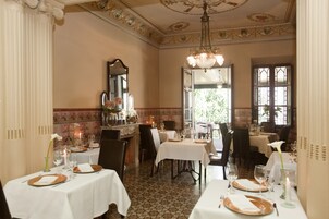 Pequenos-almoços, almoços, jantares servidos, cozinha internacional 