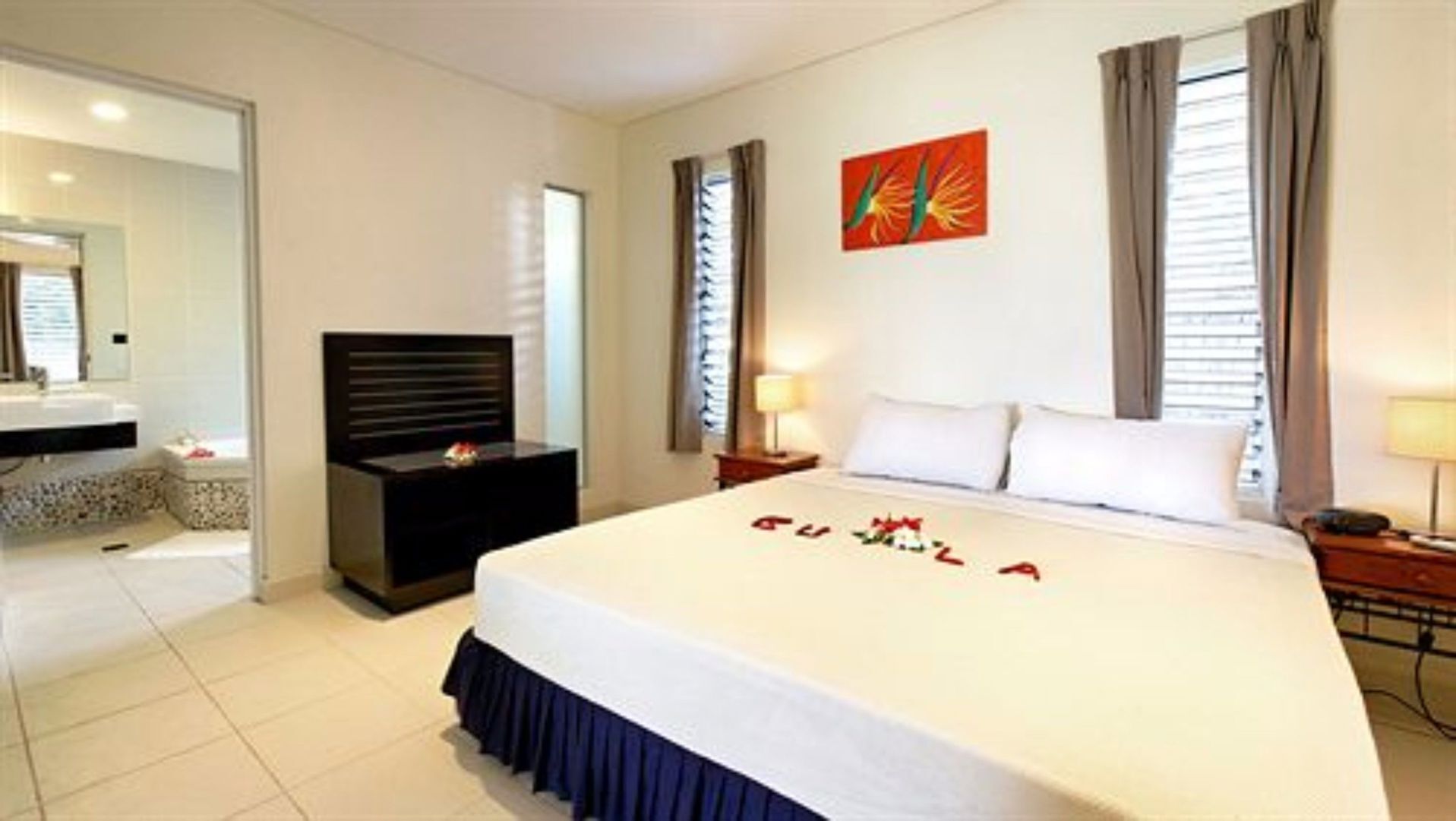 Roupa de alta qualidade, camas de colchão pillowtop, minibar 