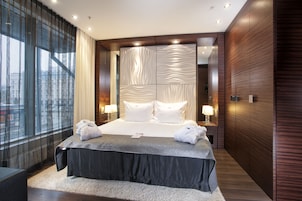 Suite | Minibar, cofre no quarto, secretária, cortinas/cortinados opacos