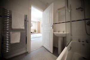 Quarto casal superior | Banheiro | Chuveiro, toalhas de banho