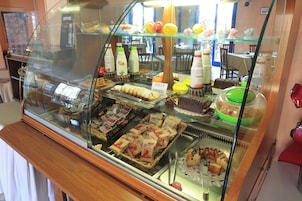 Café da manhã com buffet grátis todos os dias