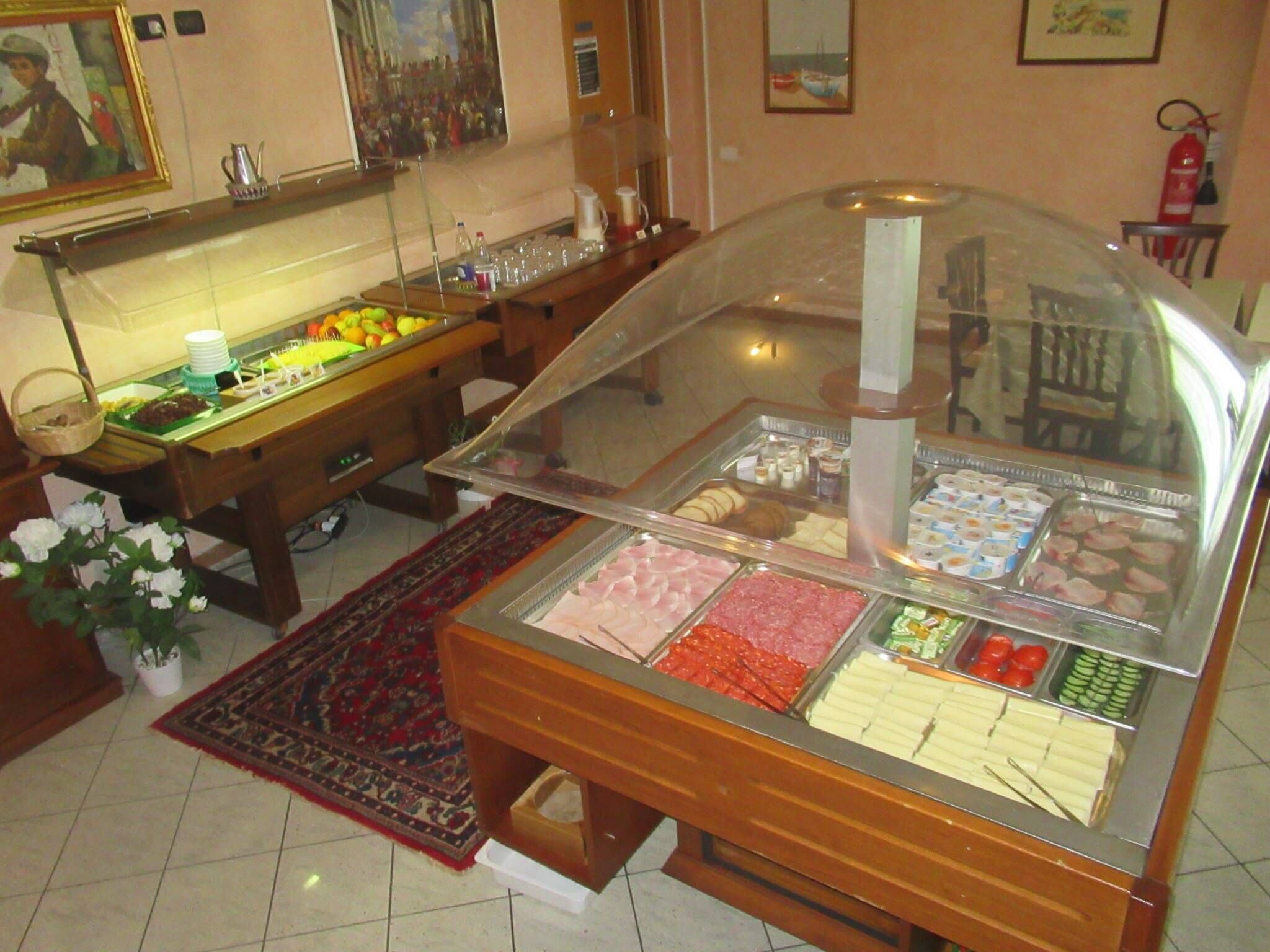 Café da manhã com buffet grátis todos os dias
