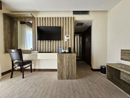 Minibar grátis, cofre no quarto, secretária