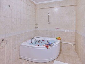 Villa, banheira de hidromassagem grande, vista para o jardim (Dubleks) | Banheira de hidromassagem