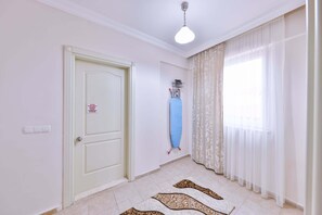 Villa, banheira de hidromassagem grande, vista para o jardim (Dubleks) | Casa de banho | Um polibã e uma banheira separados, banheira de água mineral 