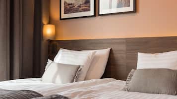 Quarto Twin Standard, no edifício anexo | Minibar, cofre no quarto, secretária, cortinas/cortinados opacos