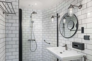 Frigobar, cofres nos quartos, escrivaninha, cortinas blackout