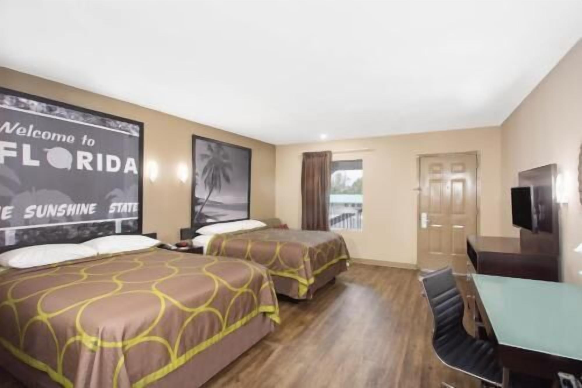 Com mobília individualizada, cortinas/cortinados opacos 