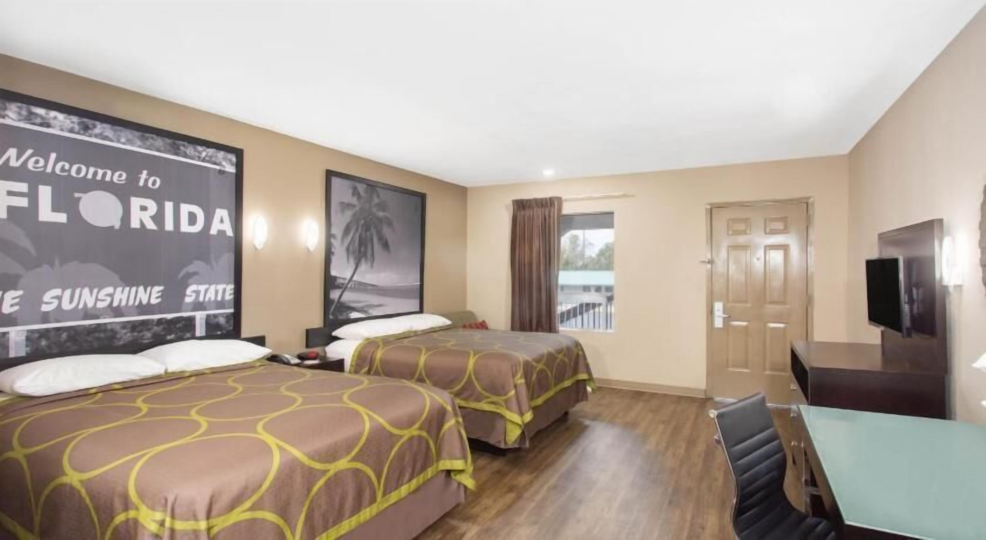 Com mobília individualizada, cortinas/cortinados opacos 