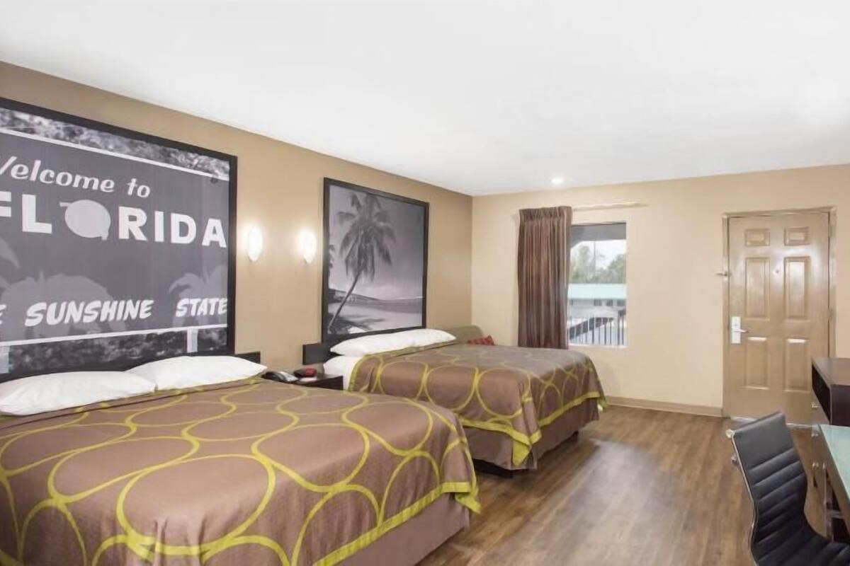 Com mobília individualizada, cortinas/cortinados opacos